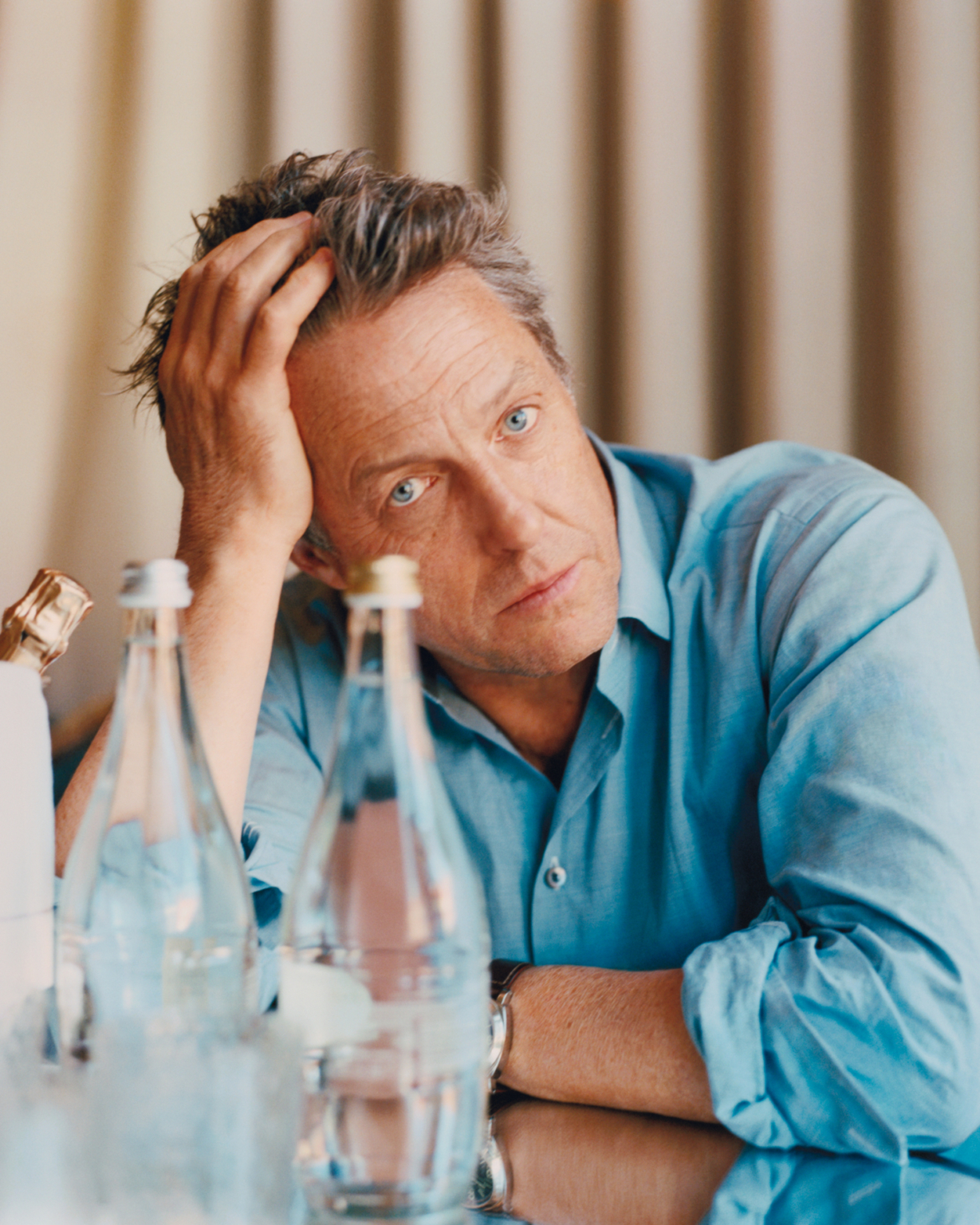 Hugh Grant and Donald Sutherland Enjoy a Dreadful Conversation