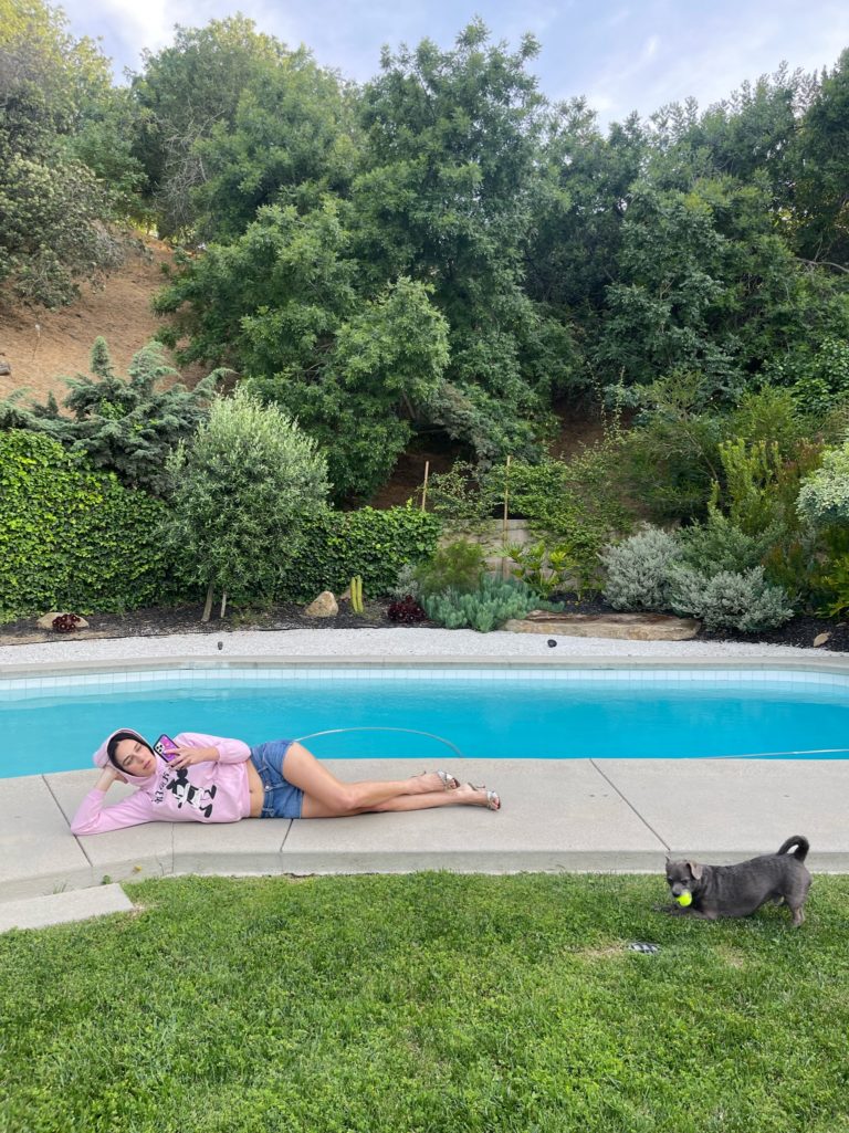 Sydney Lynn and Devon Lee Carlson On Vaping and Cry-Laughing