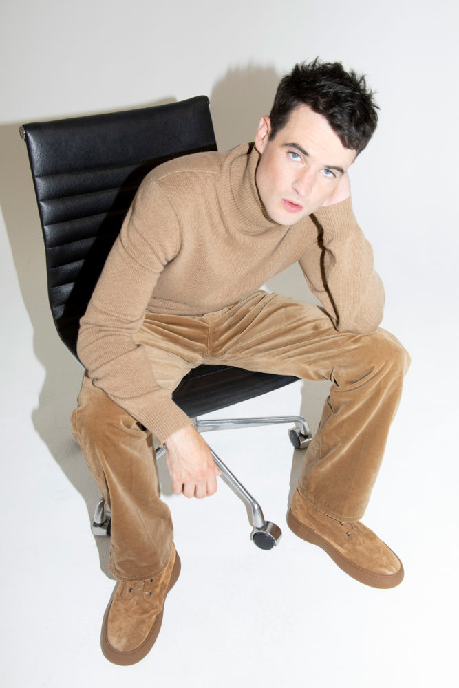 Tom Sturridge Tells Anna Wintour Why He's Drawn to the Darkness