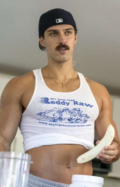 Gymfluencer Steven Kelly Bulks Up