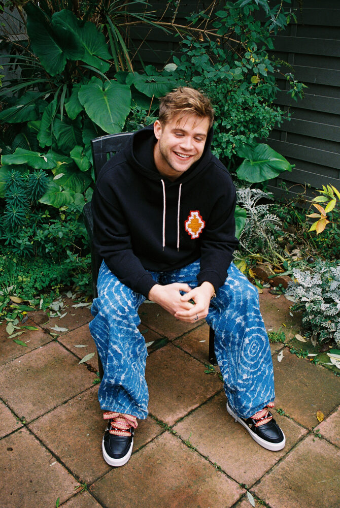 Leo Woodall and Tom Hollander Have a White Lotus Reunion