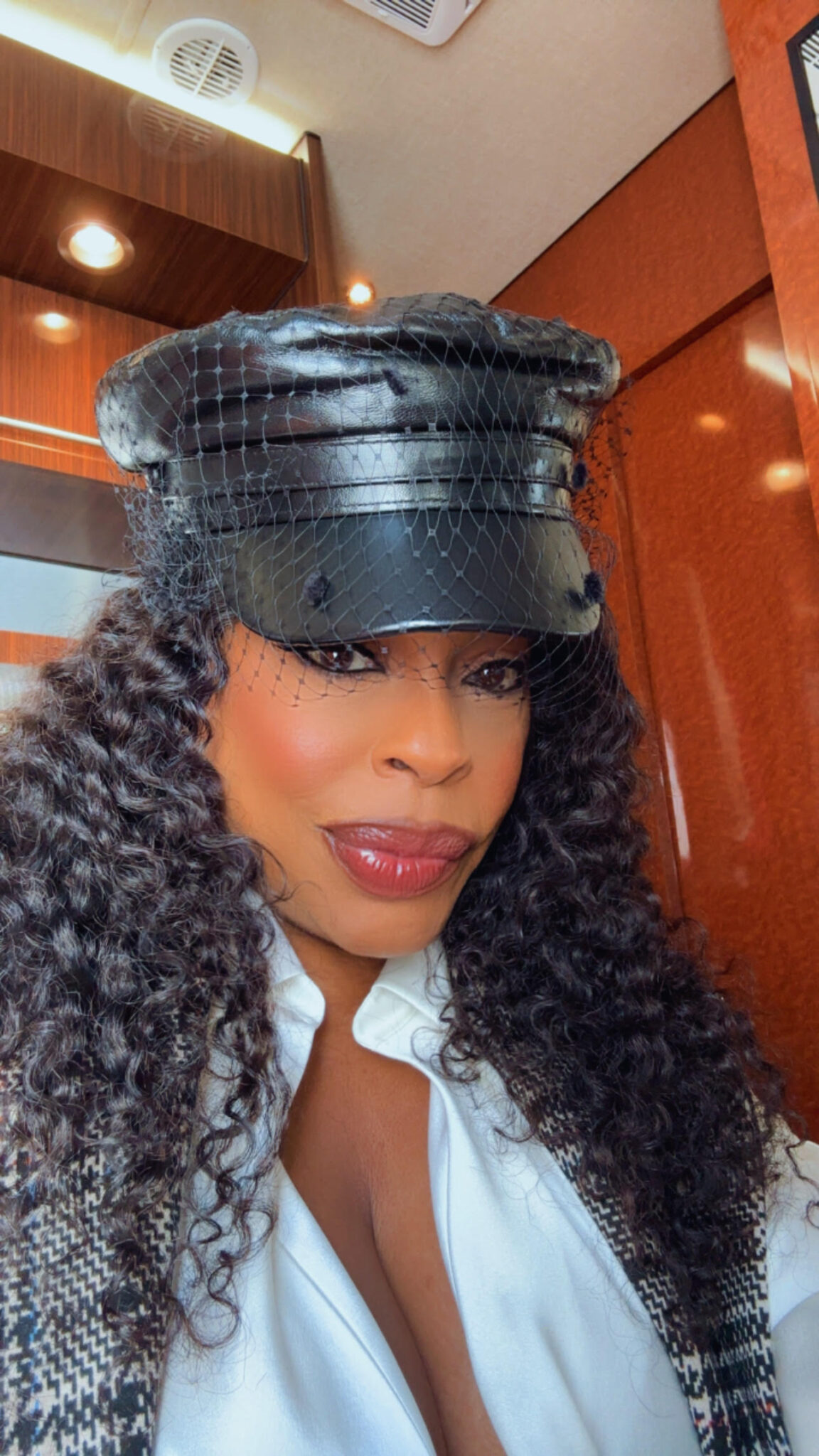 “I’m Aging Backwards”: Niecy Nash on Studs, Fillers, and Serial Killers